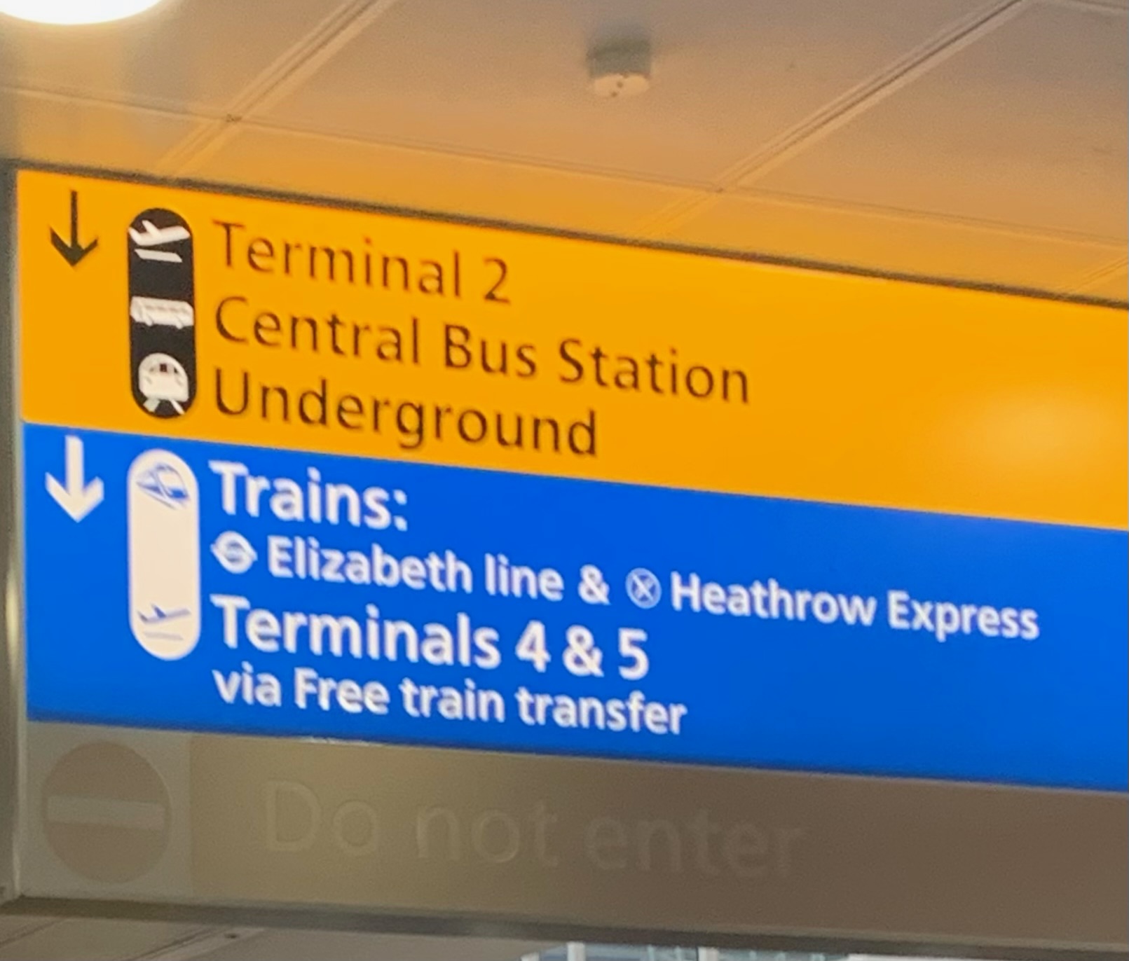 LHR Sign Board to Stations in Arrival Hall | アイビー UK