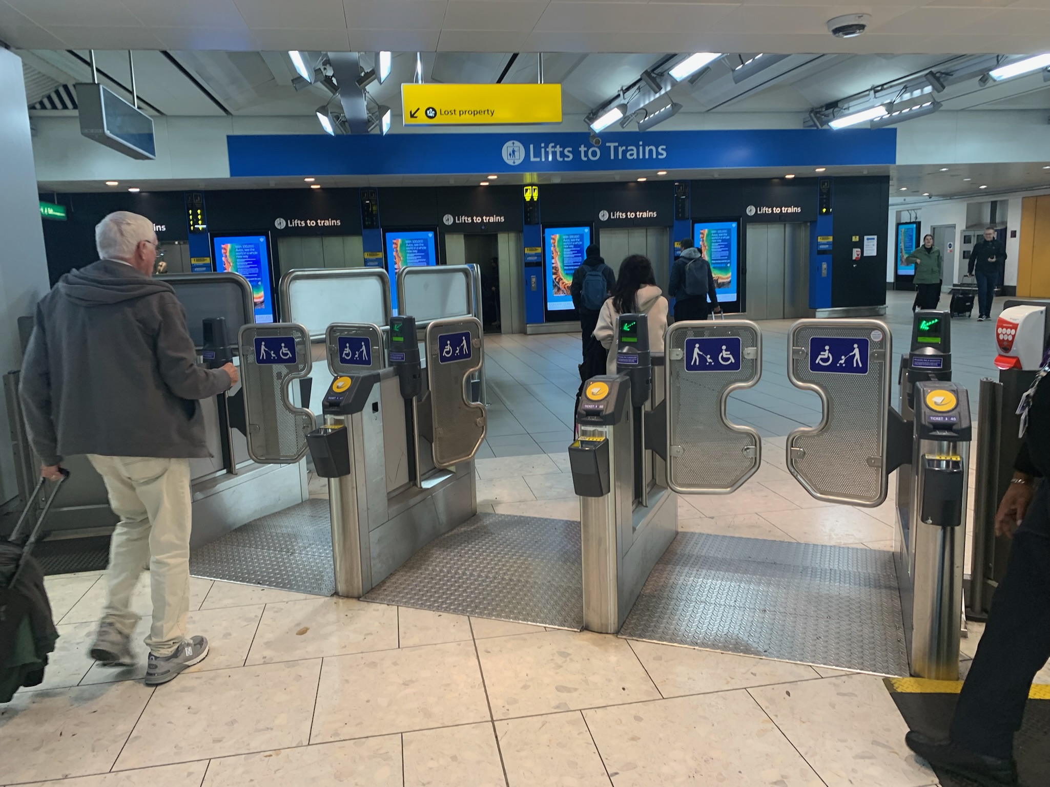 LHR Ticket Gate to Trains | アイビー UK